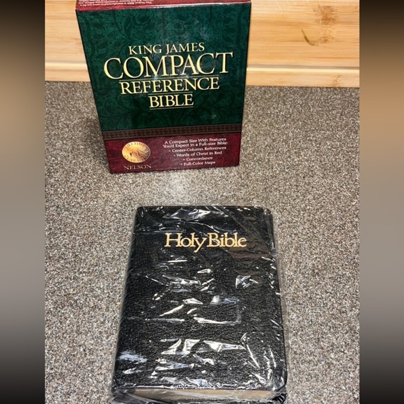 Thomas Nelson Bible | Other | King James Compact Reference Holy Bible ...